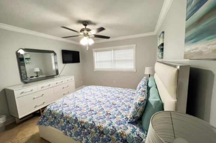 Adorable Condo Short Walk To Beach - Cape Canaveral, FL