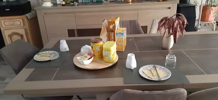 Reims, 4 Chambres Privées.
Petit Déjeuner. - Reims