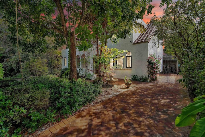 Hacienda Aslan | 4/2 Heart Of Miami Rooftop Villa - Miami