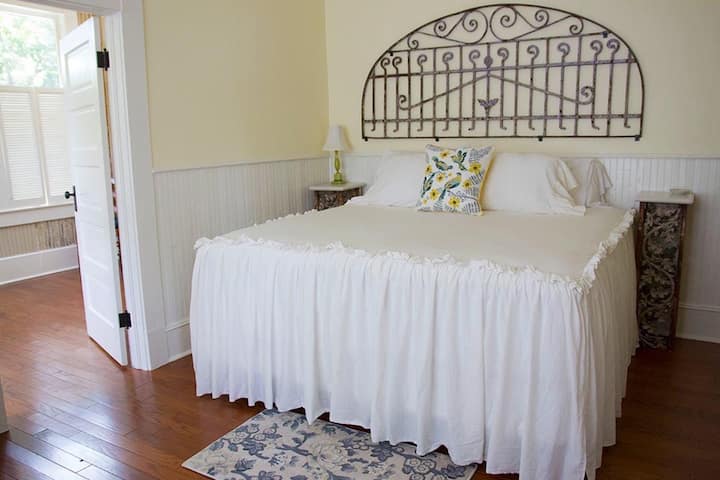 Mockingbird Suites - Dogwood Suite - Nacogdoches, TX