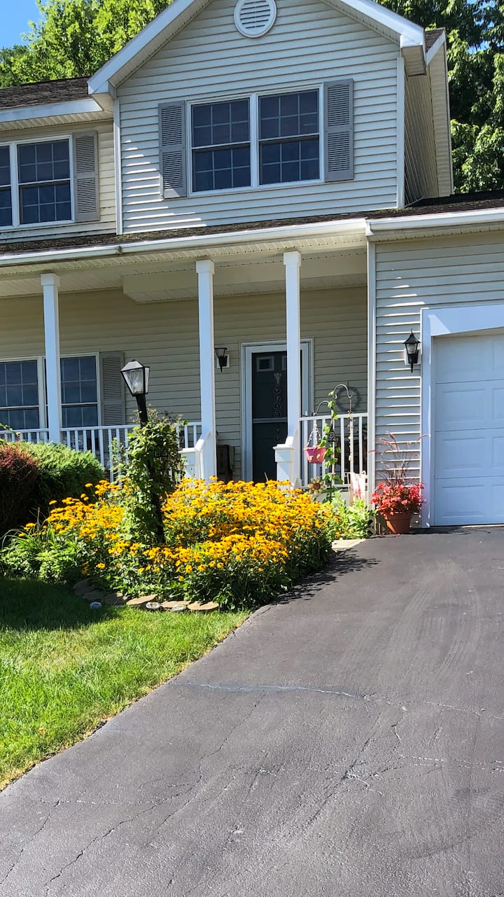 Albany Cozy Home With Fireplaces And Sunroom - Albany, NY
