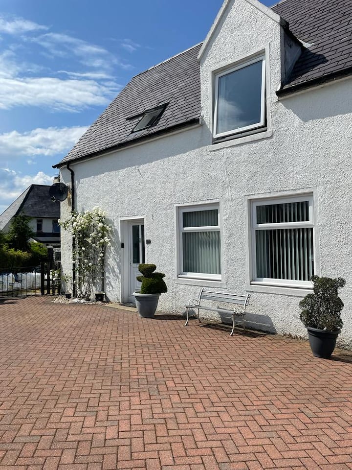 Large House: Sleeps 6 In 4 Bedrooms/4 Bathrooms! - Skye