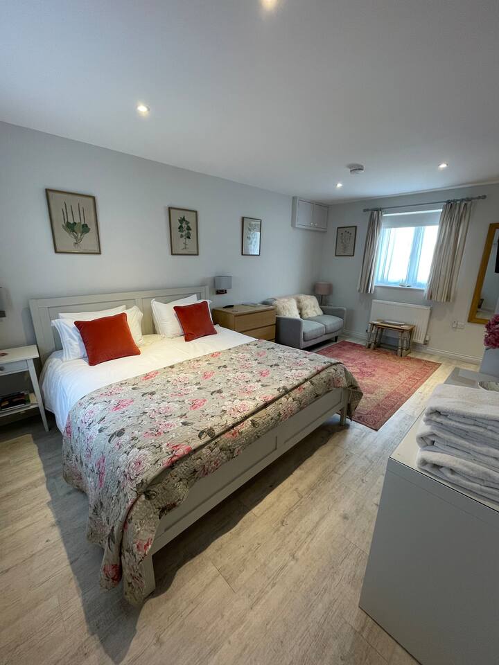Tranquil Retreat For Two: "Far" Is A Hidden Gem - Burnham Market