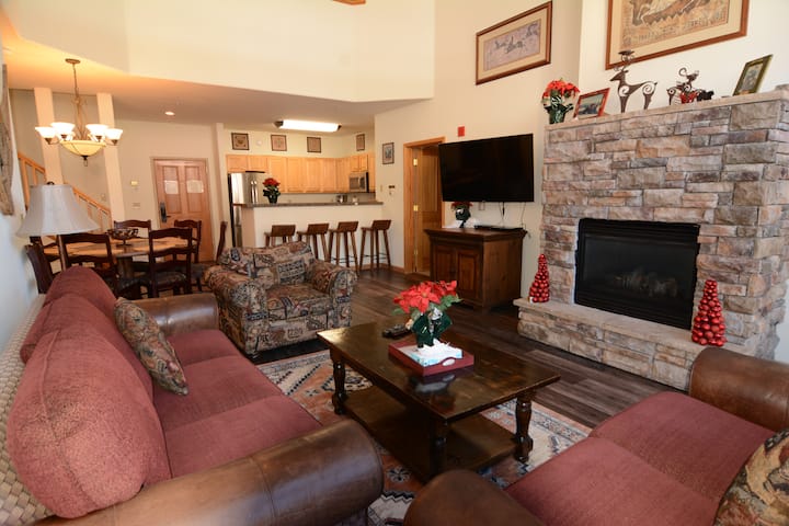 Keystone Walk To Ski Gateway Condo 4br/4ba+loft - Keystone, CO