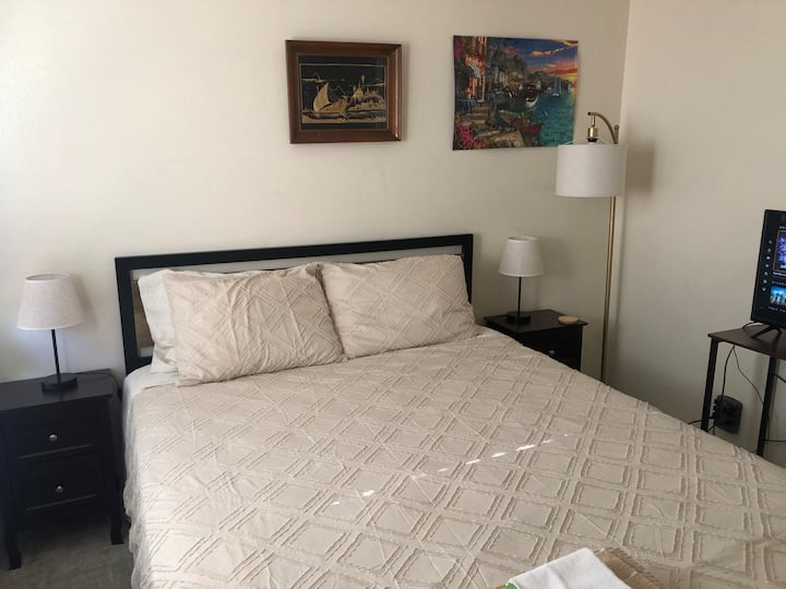 Private Rm #3 Santa Clarita Homestay - Magic Mountain, CA