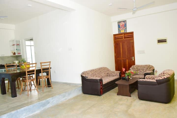 Sanithu Villa - 1 Bedroom Ground Floor A\c Apt - Hikkaduwa