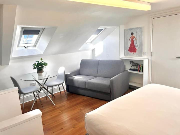 City Centre Attic Flat - Edinburgh