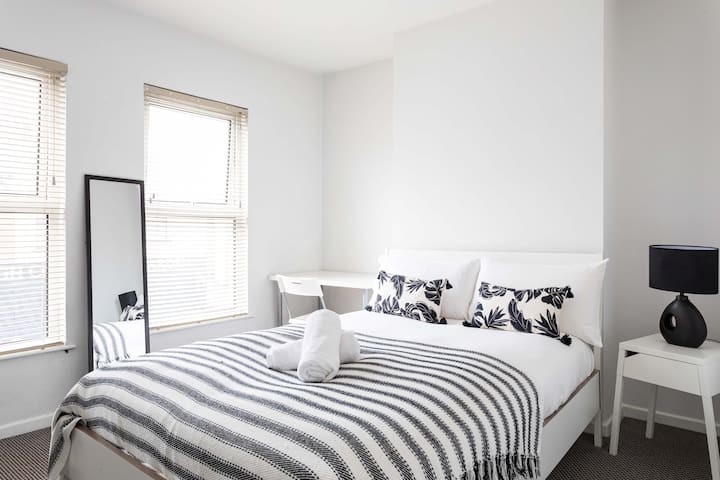 3 Bedroom Cosy House | Hip & Trendy Ormeau Road - Belfast