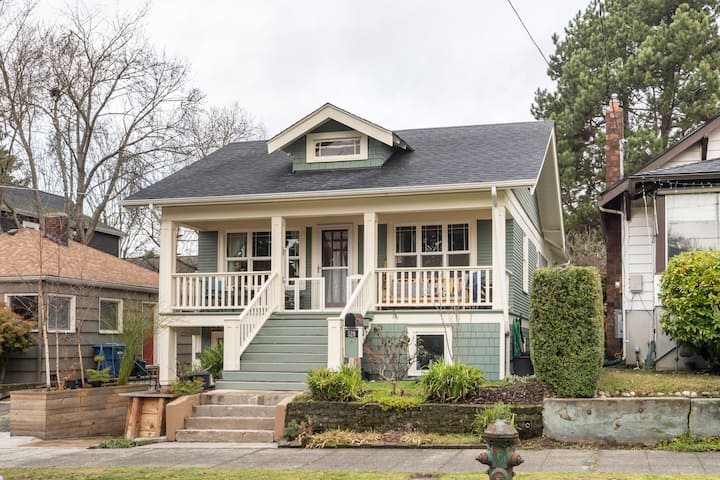 2-bedroom 2-bathroom Lower Level Unit - Seattle, WA