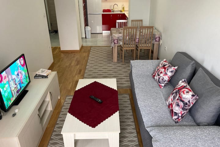 Lg's Apartment - Modern & New-free Indoor Parking - North Macedonia