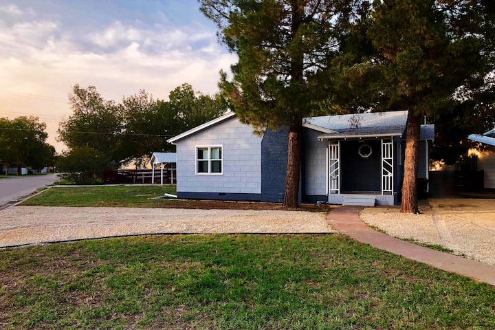 F1 Charming Home Steps From The Water! - Carlsbad, NM