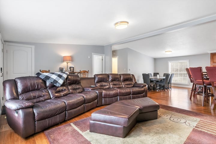 Sleeps 15, 7 Bedrooms, 4 Baths, 2 Kitchens - South Bend, IN