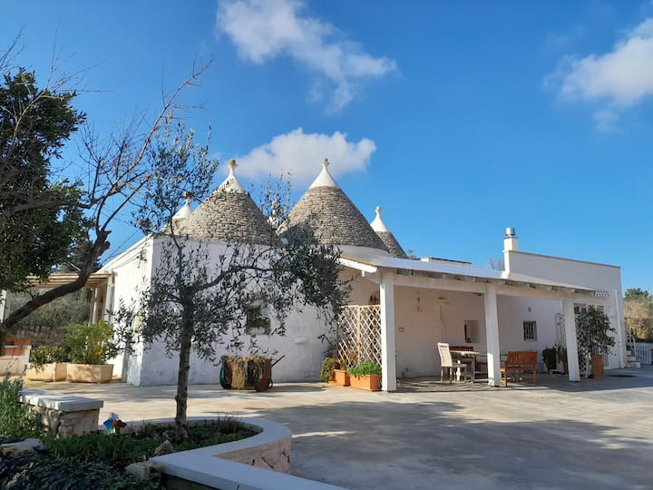 'Trullo' Dans La Campagne Magique Des Pouilles - Alberobello
