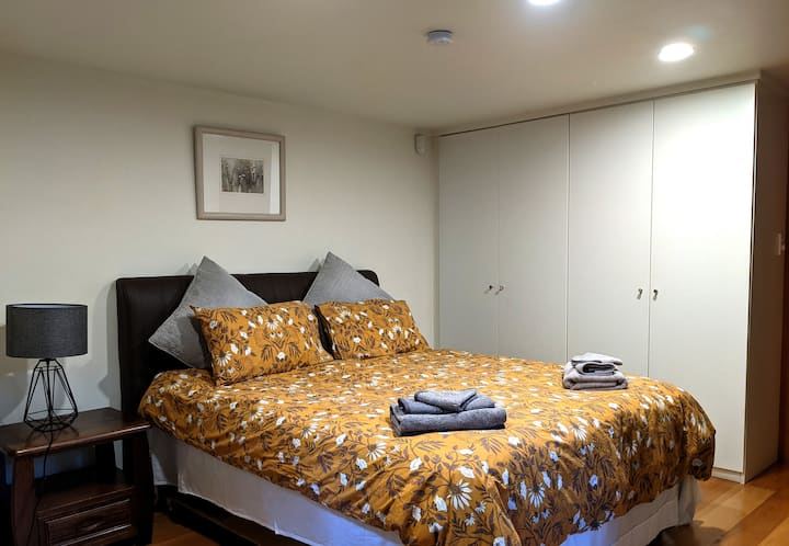 Two Rooms In Titirangi's Kauri Forest - Auckland