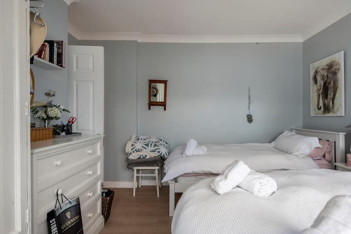Artane / Beaumont Large Bright Cosy Room Sleeps 3 - Malahide