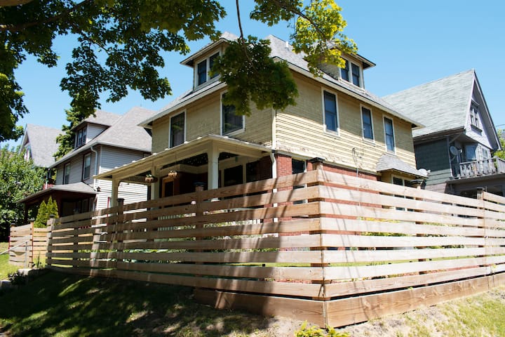 Cozy 1900 Sq Ft Home Away From Home - Milwaukee, WI