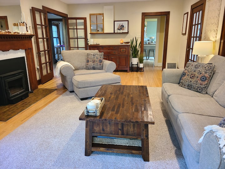 Hutchinson Family Home Weekend Rentals - Iowa City, IA