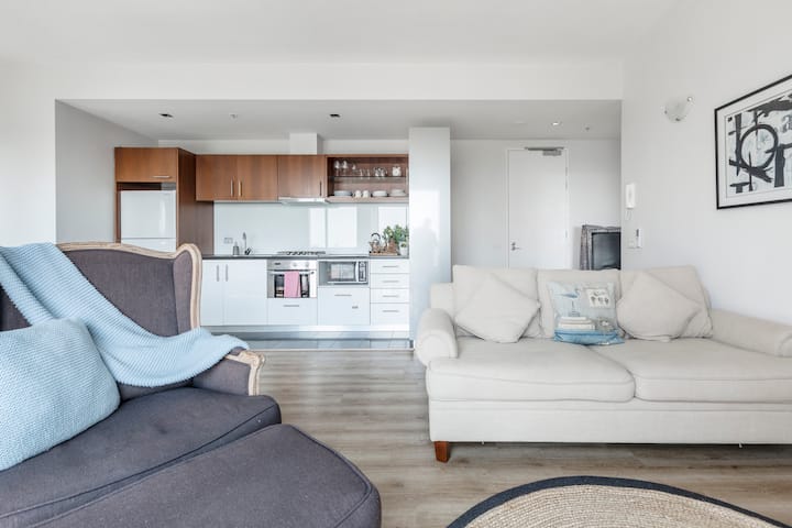 Bright, Open-plan Living With Stunning City Views - Brunswick