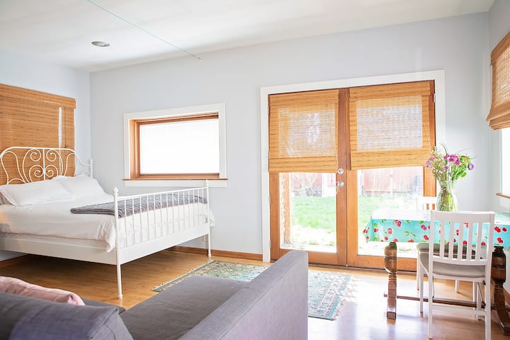 Garden Cottage Near Beach/downtown - Seattle, WA