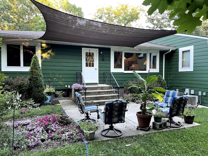 6 Bedrm/3 Bath Retreat/reunion, Hot Tub, Fireplace - Wheaton, IL