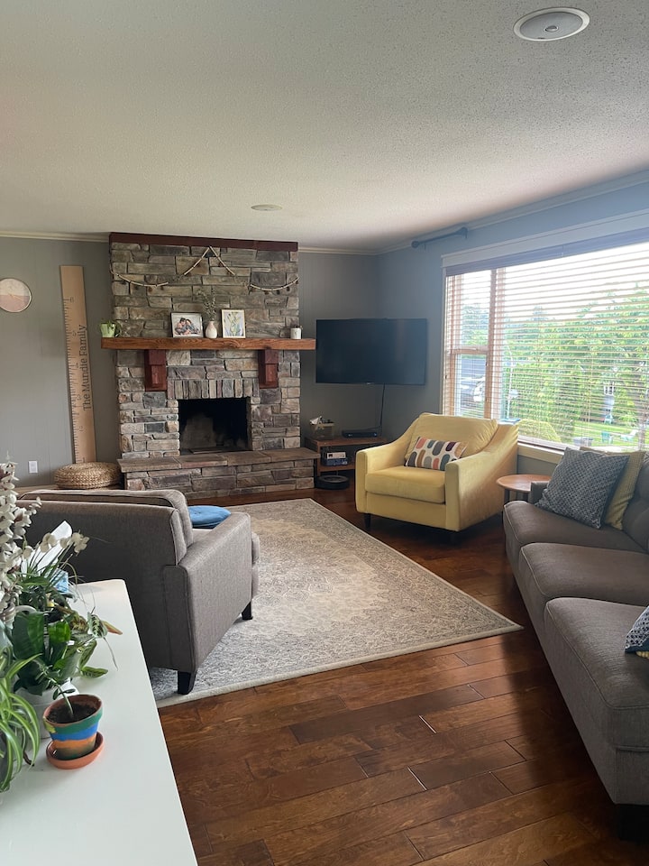 Family Fun! Pool, Hot Tub & Central Location - Kelowna