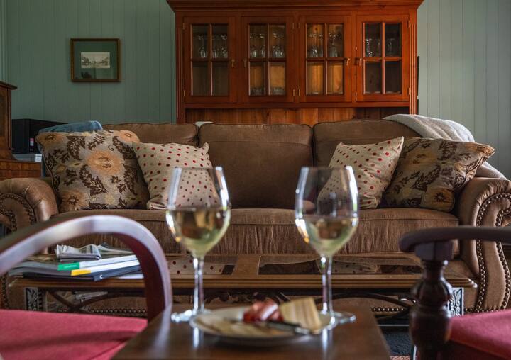 The Bungalow & Ivy Leaf Chapel Bed & Breakfast - Tenterfield