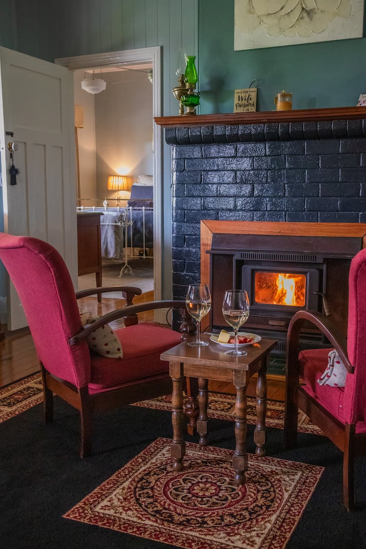 The Bungalow & Ivy Leaf Chapel Bed & Breakfast - Tenterfield
