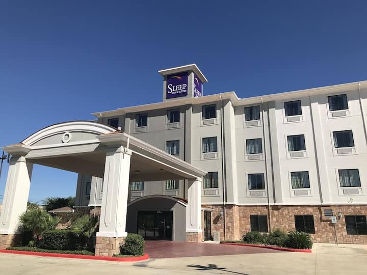 Room By Six Flags, Sea World. - San Antonio, TX