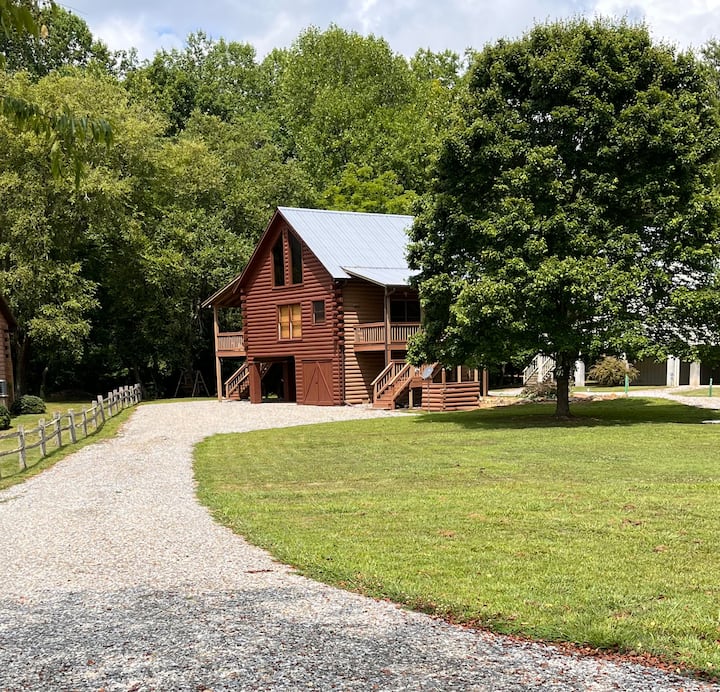 Riverview Log Cabin, Hot Tub, Tubing, Dog Friendly - Blairsville, GA