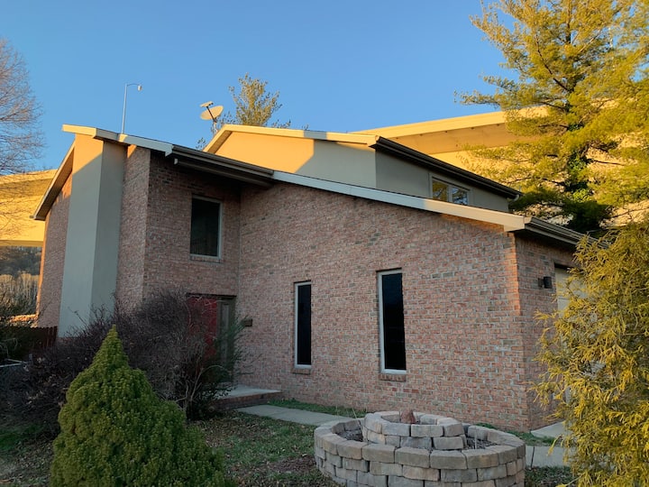 Beautiful 3-bedroom Modern Riverfront Retreat - Charleston, WV