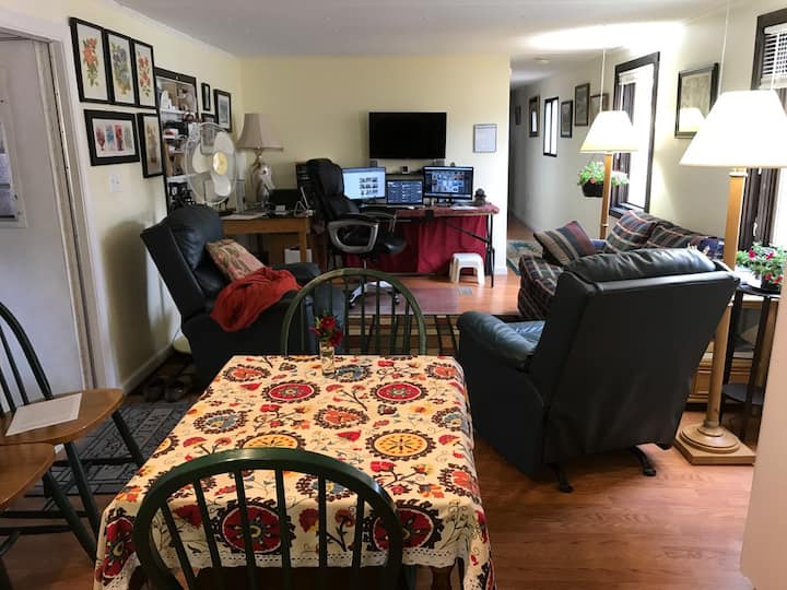 Sunny Bedroom At The Trail Break - New Hampshire (State)