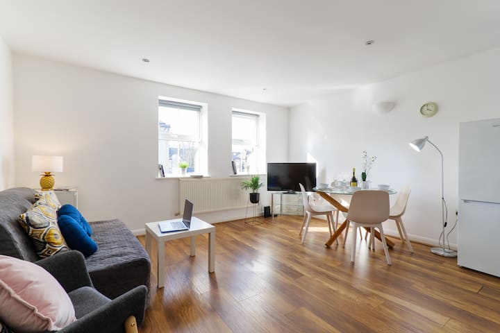 Homely Self Check-in Apartment + Wifi & Parking! - Cardiff