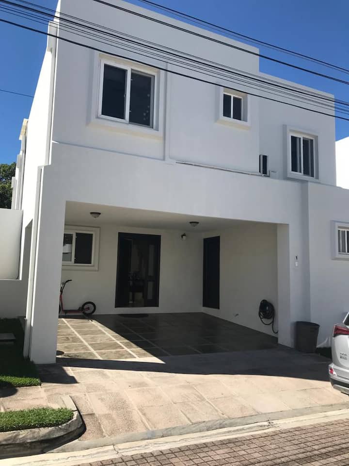 Antiguo Cuscatlán. Hermosa Casa Cerca A Embajadaeu - San Salvador