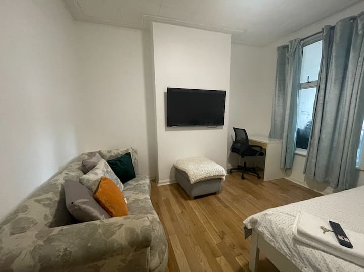 96tr | Comfy Room With Double Bed (Edmonton Green) - Enfield