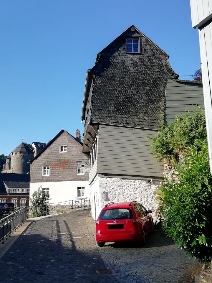 Nähkiste, Zimmer Im Dachgeschoß - Eupen