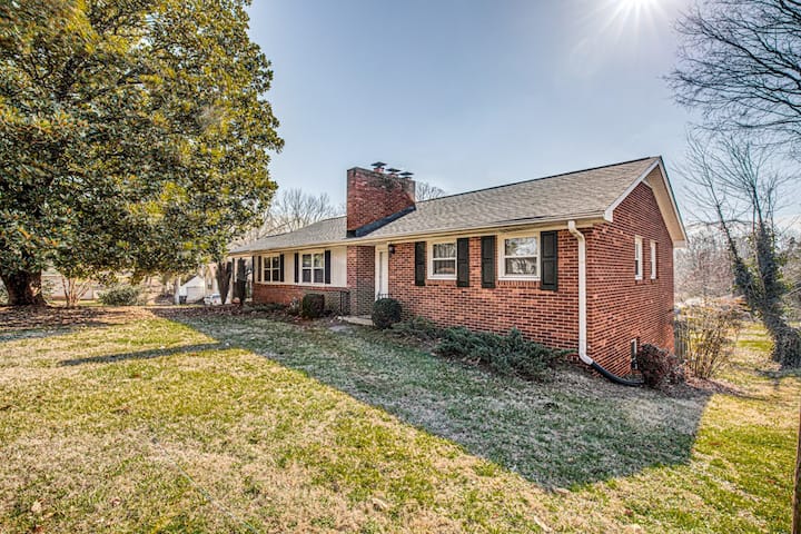 Wake Parents! Magnolia On Country Club= Location - Wake Forest University, Winston-Salem