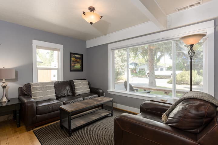 Walkable West Side, Large Living Spaces, Hot Tub - Bend, OR