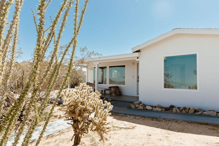 Opal House: Designer's Home In Central Joshua Tree - Joshua Tree National Park