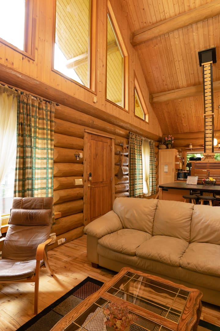 Beautiful 3.5 Bedroom Sunshine Valley Log Home - Sunshine Valley, BC