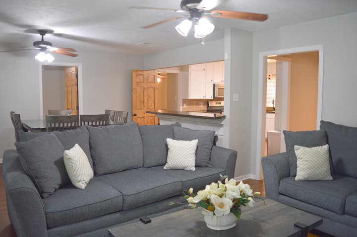 10 Minute Walk To Kyle Field- The Field House - College Station, TX