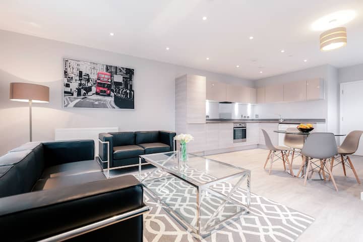 Two Bedroom Luxury Flat In The Heart Of Croydon - London, UK