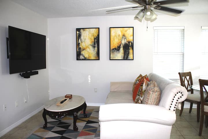 Spacious Modern Convenient River View Cottage! - Tampa, FL