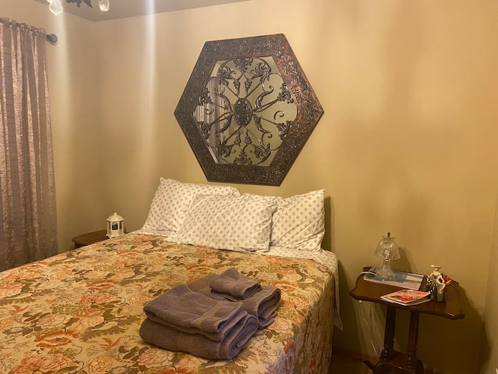 Quiet Stay In Antique Themed Room - Redmond, OR