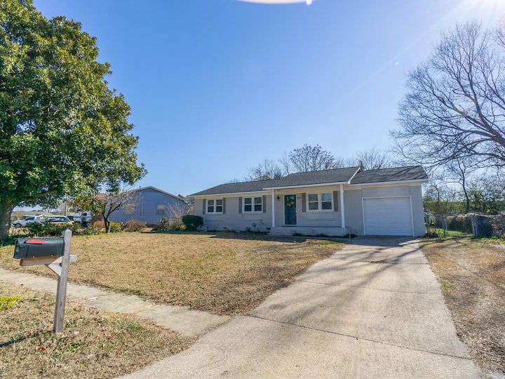 Fort Bragg Retreat - King Bed & Free Wi-fi - Fayetteville