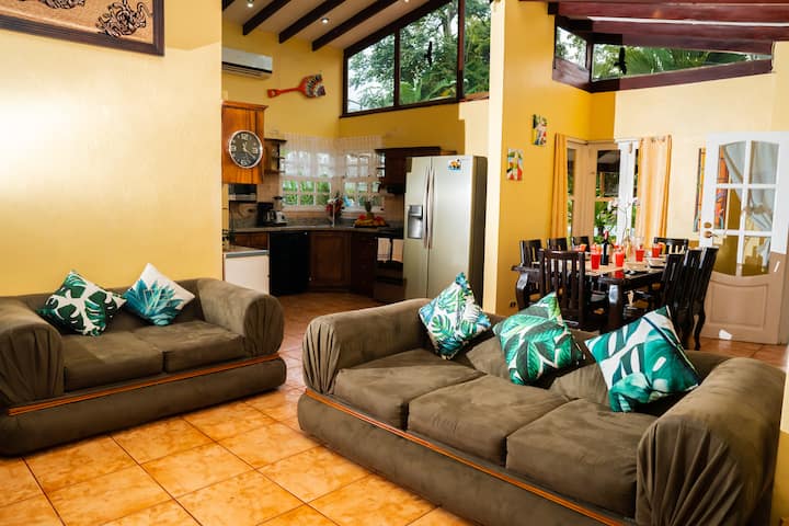 A/c, Wifi Gratis, Piscina, Barbacoa. 1 Km De Distancia Al Centro De La Fortuna. - La Fortuna