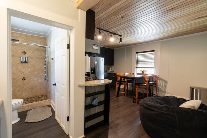 Treehouse Suite: Walk Dntn | Apt | Pet Friendly - Gainesville, FL