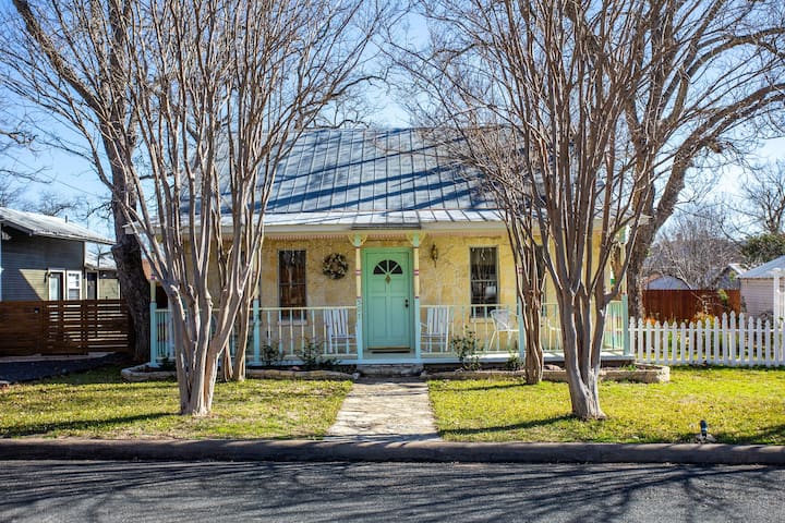Crepé Myrtle Cottage | A 5 Cuadras De Main St. | Agradable Patio Trasero - Fredericksburg, TX