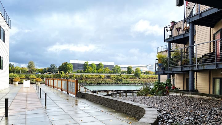 Premium Waterfront Condo, Great Views, W/ Parking - Portland, OR