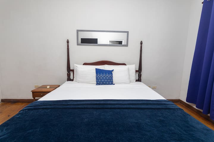 05 Caribic House King Hotel Room Hip Strip Mobay - Montego Bay