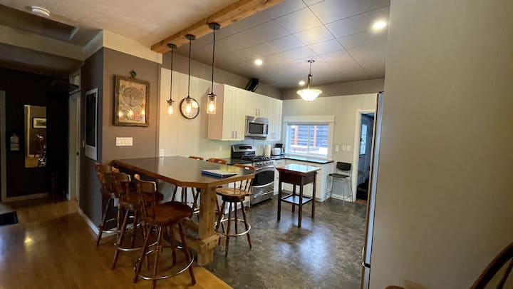 Cozy, Warm & Spacious Fernie Bungalow - Fernie